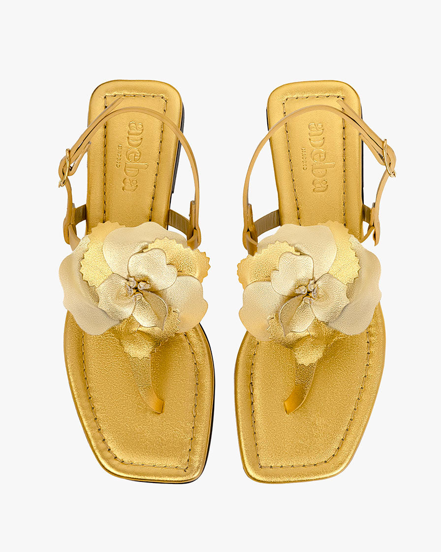 Adeba Sandalias planas doradas con flor Flower gold